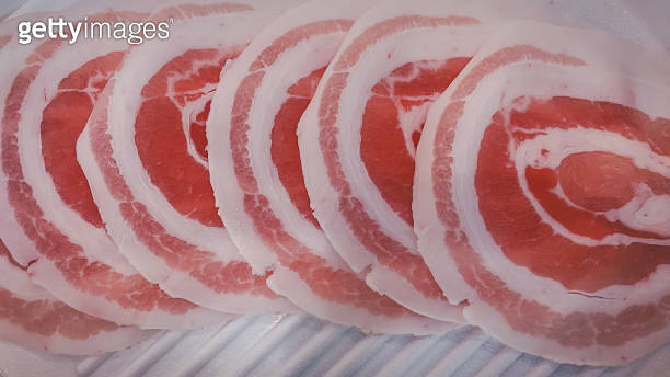 Raw and uncooked bacon slices in a white tray 이미지 (2155175552) - 게티이미지뱅크