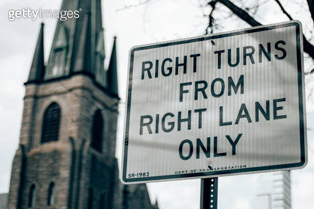 Right turns from right lane only sign. 이미지 (2154433445) - 게티이미지뱅크