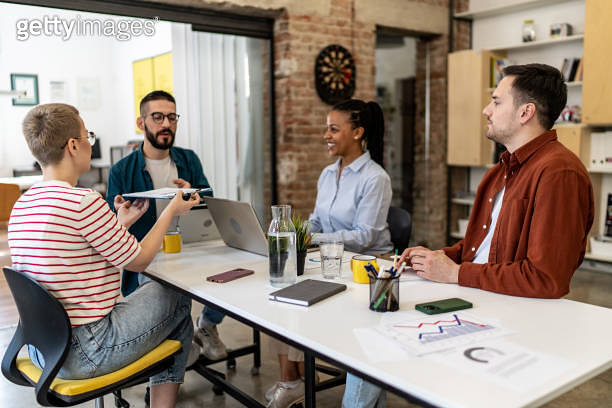Diverse group of co-workers having casual discussion in office 이미지 ...