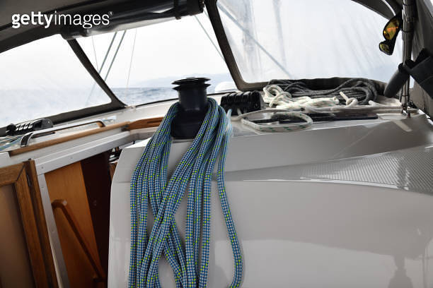 Rope winch on yacht cockpit 이미지 (2151414039) - 게티이미지뱅크