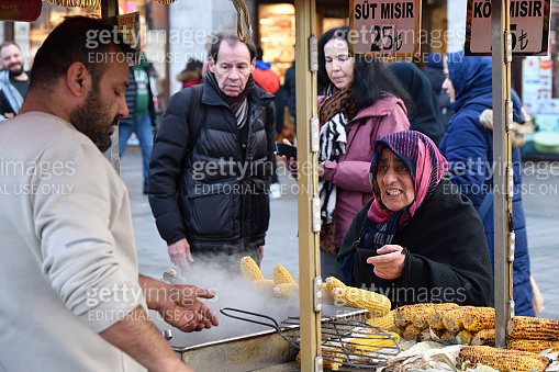 Street turkish vendor sells traditional turkish Roasted corn in ...