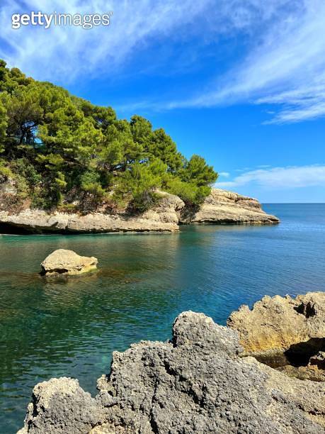 Turquoise blue sea bay and coastal rocks amazing landscape. 이미지 ...