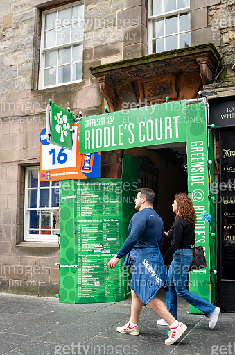 Riddle's Court theatre venue entrance on the Royal Mile 이미지 (2063248558 ...