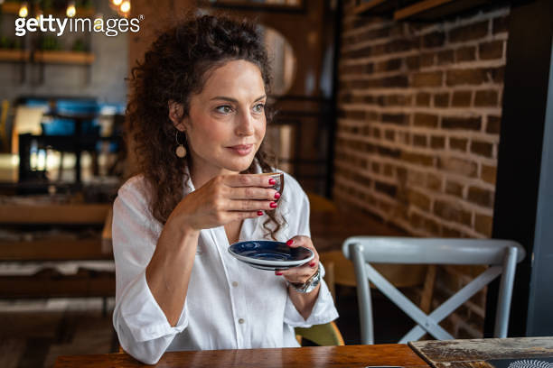 Her Instant Oasis - Businesswoman Enjoys Cafeteria Break 이미지 ...