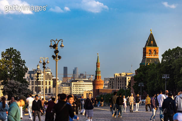 Walking crowds of tourists on Red Square. Kremlin, Moscow 이미지 ...