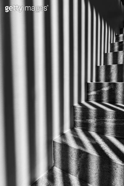 Graphic shapes - parallel shadow lines on stairs. High contrast. 이미지 ...