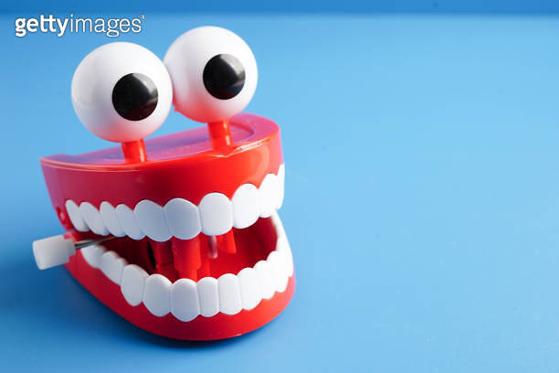 Funny red teeth with eye toy denture model for dental health care. 이미지 ...