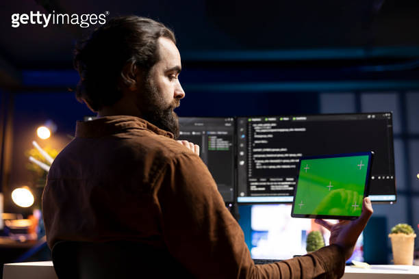 Programmer using tablet to fix vulnerabilities compromising systems 이미지 (2065845465) - 게티이미지뱅크