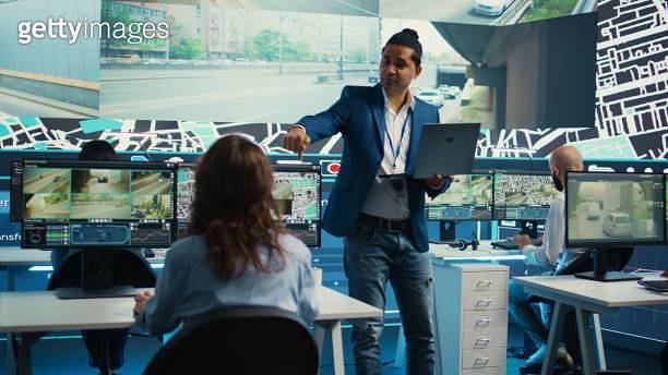 Indian team leader assigning tasks to call center operators 이미지 ...