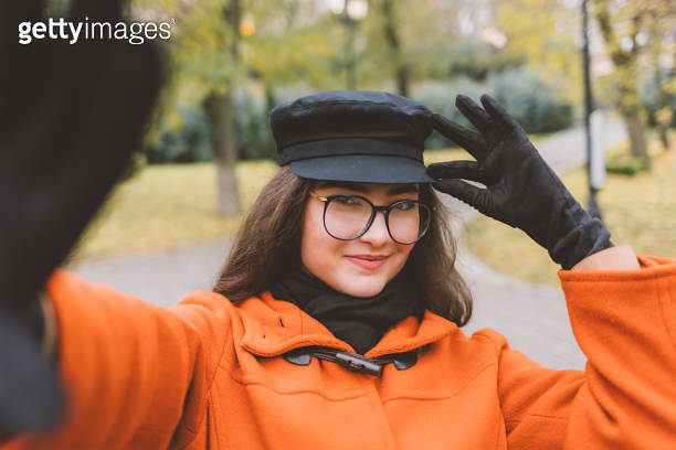A Woman Wearing A Black Hat And Glasses Is Taking A Selfie 이미지 2148460755 게티이미지뱅크