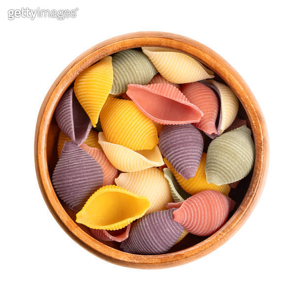 Five-color conchiglie, shell shaped Italian pasta in a wooden bowl 이미지 ...