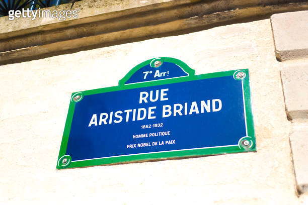 Paris, France: Old-Fashioned Street Sign "Rue Aristide Briand" 이미지 ...