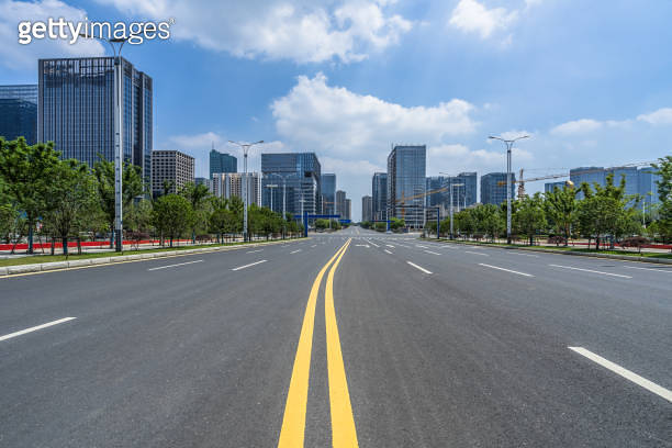 clean road through modern buildings in the city 이미지 (2100841085) - 게티이미지뱅크