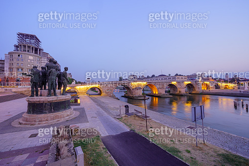 Sunrise with Boatmen of Thessaloniki Monument, Stone Bridge, Skopje 이미지 ...