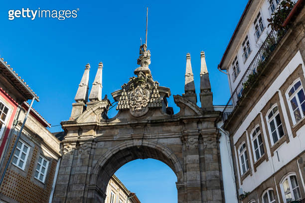 Triumphal arch of the New Gate in Braga, Portugal 이미지 (2149272964) - 게티 ...