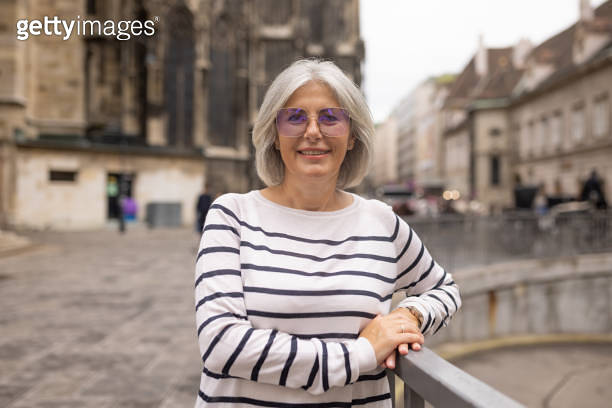 Beautiful mature woman in Vienna 이미지 (2101328609) - 게티이미지뱅크