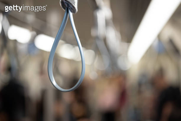 Train passenger standing handle grip. 이미지 (2039625628) - 게티이미지뱅크