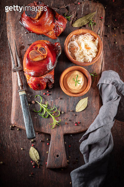Cripsy roasted ham hock as regional dish in Poland. (2143120000) - 게티이미지뱅크