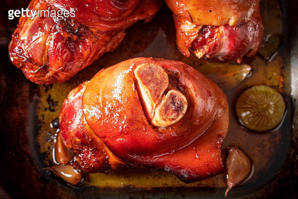 Hot and cripsy ham hock with garlic and spices. (2143132984) - 게티이미지뱅크