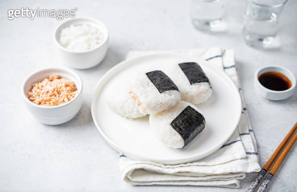Onigiri, Japanese triangular rice balls stuffed with salmon 이미지 ...