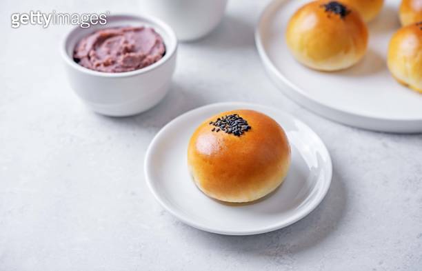 Red bean paste buns with black sesame seeds sprinkles (2180840663) - 게티 ...