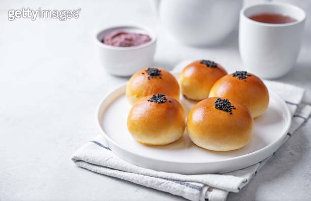 Red bean paste buns with black sesame seeds sprinkles (2138971927) - 게티 ...