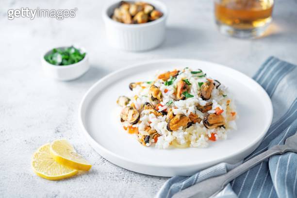 Mussels with rice and vegetables in a plate 이미지 (2155751072) - 게티이미지뱅크