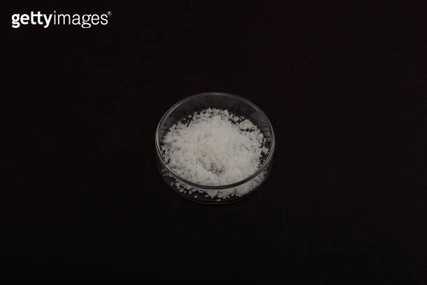 Magnesium nitrate powder in Petri dish. Nitromagnesite, hexahydrate ...