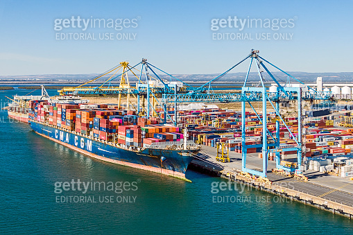 Aerial view large container ship loading/unloading at Port Adelaide 이미지 ...
