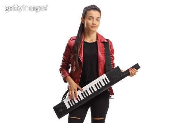 Female musician playing a keytar and standing (2153464262) - 게티이미지뱅크