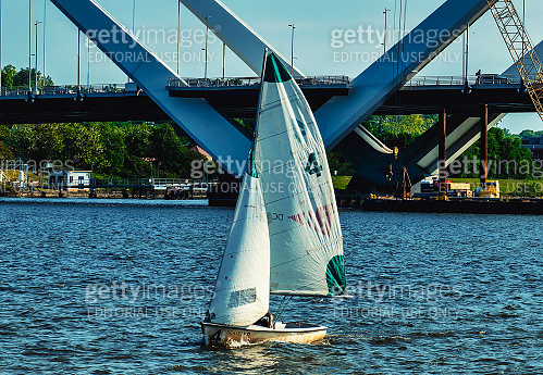 Two sailing boats on the Anacostia River, in Washington DC. 이미지 ...