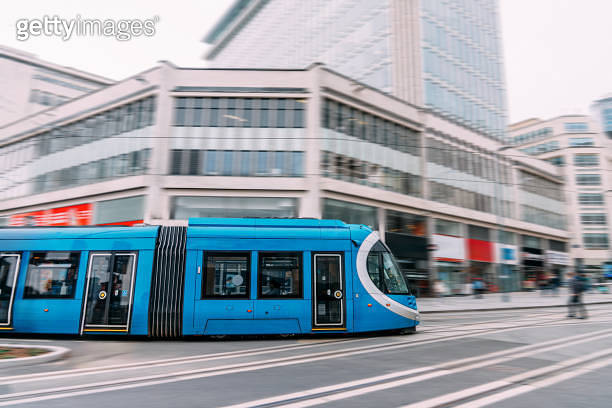 Long Exposure View of Turning Metro Tram in Birmingham, UK 이미지 ...