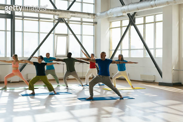 Group of senior athletes raise hands to ceiling at workout 이미지 ...