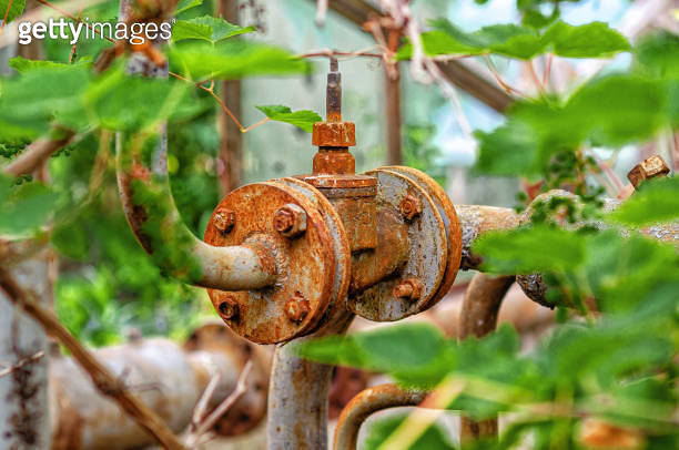 Rusty metal pipe, old water faucet in abandoned building 이미지 ...