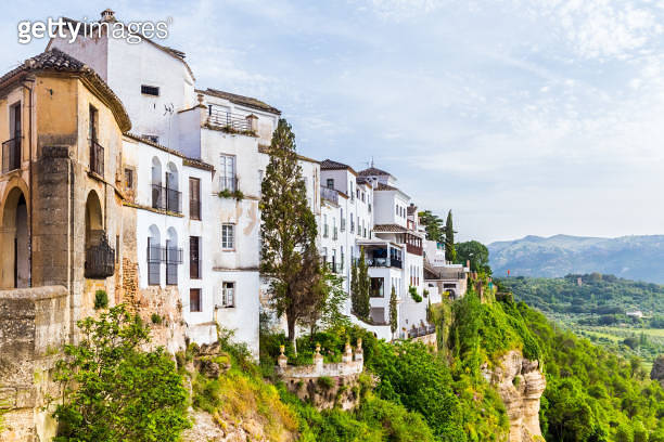 White houses on the cliff near Puente Nuevo Bridge in Ronda, Spain 이미지 ...