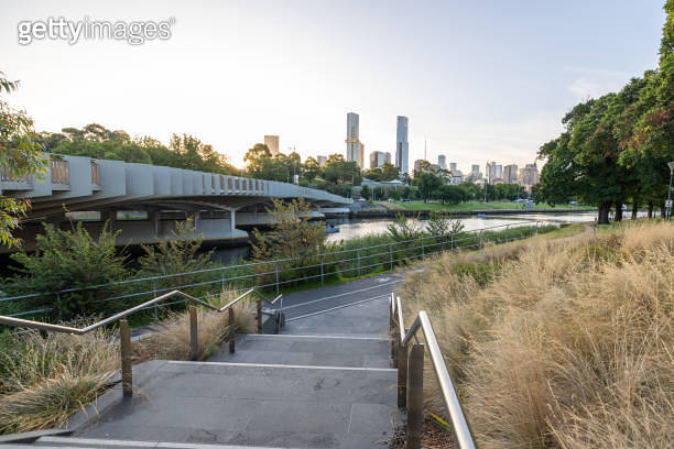 Riverside Pathway Leading to City Skyline 이미지 (2159147430) - 게티이미지뱅크
