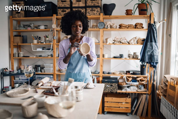 Diverse pottery designer decorating earthenware at ceramics studio. 이미지 ...