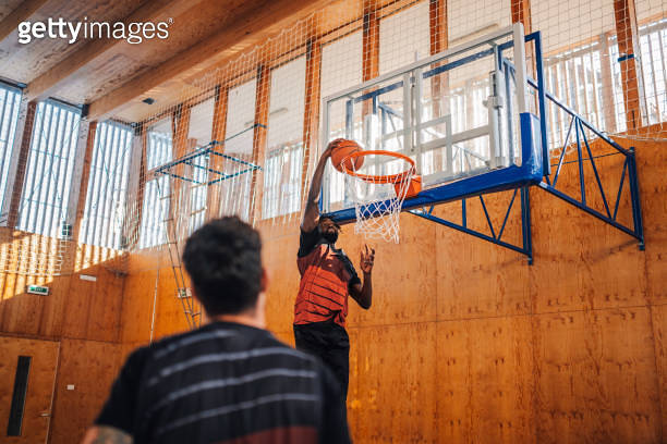 Portrait of an african basketball player dunking the ball into hoop 이미지 ...