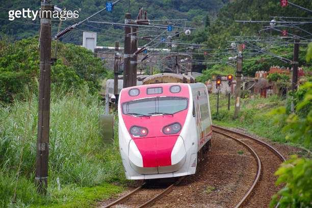 Limited express train running in Taiwan (2080128339) - 게티이미지뱅크
