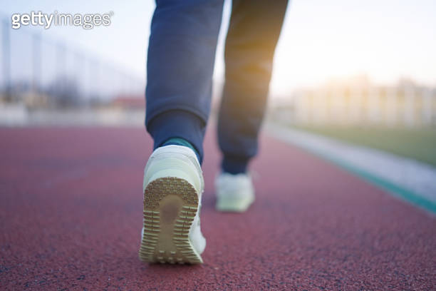 Morning Run on a Sunny Athletic Track Close-Up 이미지 (2150697100) - 게티이미지뱅크