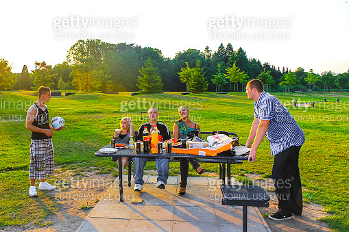 People having picnic in the park and nature in Germany. 이미지 (1973293437 ...