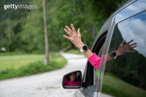 Female hand sticking out of a window of a driving car 이미지 (1920930935 ...