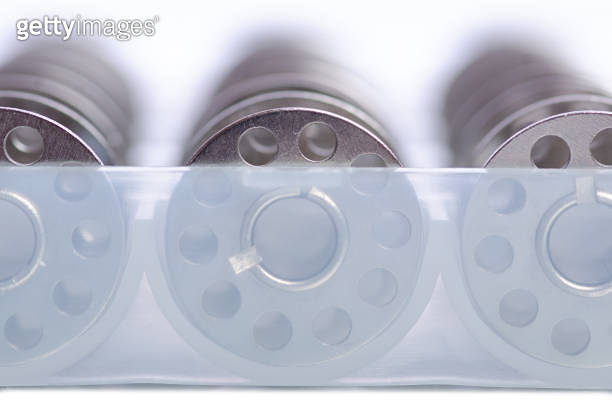 Clear sewing machine bobbins spools 이미지 (2022341097) - 게티이미지뱅크