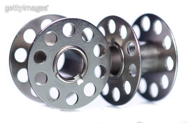 Clear sewing machine bobbins spools 이미지 (2022341092) - 게티이미지뱅크