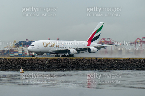 Emirates A380 Rainy Takeoff 이미지 (2093871268) - 게티이미지뱅크