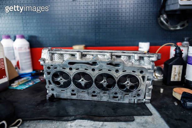 Engine pistons and cylinders at mechanic's shop. 이미지 (2148995688) - 게티이미지뱅크