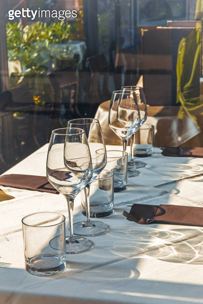 Table setting at a street restaurant in Milan 이미지 (2141681016) - 게티이미지뱅크