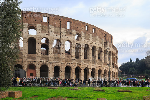 Side view of the amazing Colosseum in Rome 이미지 (2045970901) - 게티이미지뱅크