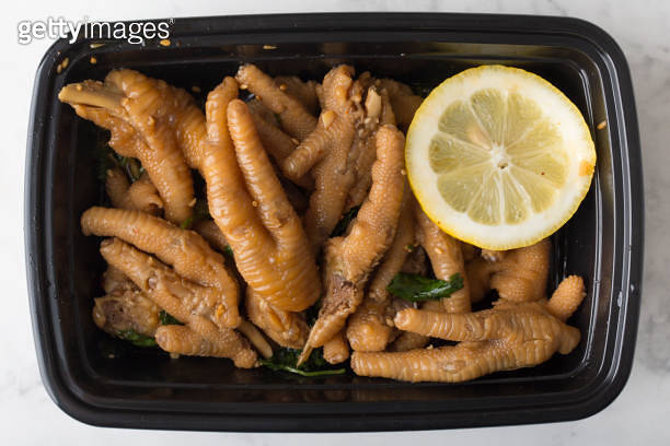 Chinese take out food chicken claw with lemon in a container 이미지 ...