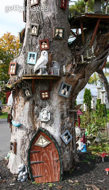 Tree With a storybook House Embedded 이미지 (2153422581) - 게티이미지뱅크